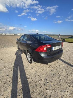 Pelēks Volvo S60 2016 Rīga, ar dzinēja tilpumu 2.00 L un nobraukumu 261 tūkst. km par 8400 €, foto  vietnē AUTOMOTO.COM.LV