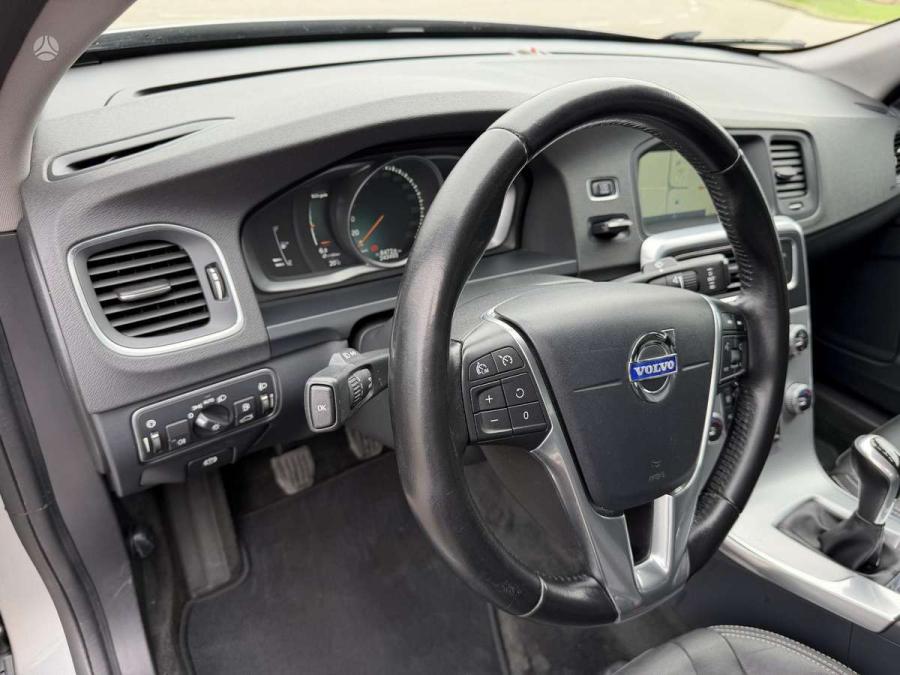 Pelēks Volvo S60 2016 Šauļi, ar dzinēja tilpumu 1.98 L un nobraukumu 243 tūkst. km par 6999 €, foto 13 vietnē AUTOMOTO.COM.LV