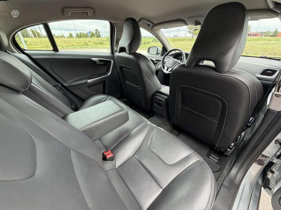 Pelēks Volvo S60 2016 Šauļi, ar dzinēja tilpumu 1.98 L un nobraukumu 243 tūkst. km par 6999 €, foto 16 vietnē AUTOMOTO.COM.LV