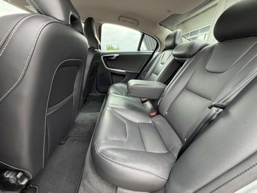Pelēks Volvo S60 2016 Šauļi, ar dzinēja tilpumu 1.98 L un nobraukumu 243 tūkst. km par 6999 €, foto 17 vietnē AUTOMOTO.COM.LV