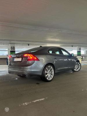 Grey Volvo S60 2017 in Vilnius, with an engine capacity of 1.97 L and mileage of 171 thousand km for 12700 €, photo 5 on AUTOMOTO.COM.LV