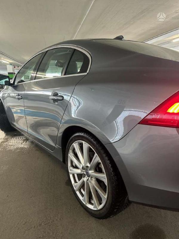 Pelēks Volvo S60 2017 Viļņa, ar dzinēja tilpumu 1.97 L un nobraukumu 171 tūkst. km par 12700 €, foto 6 vietnē AUTOMOTO.COM.LV