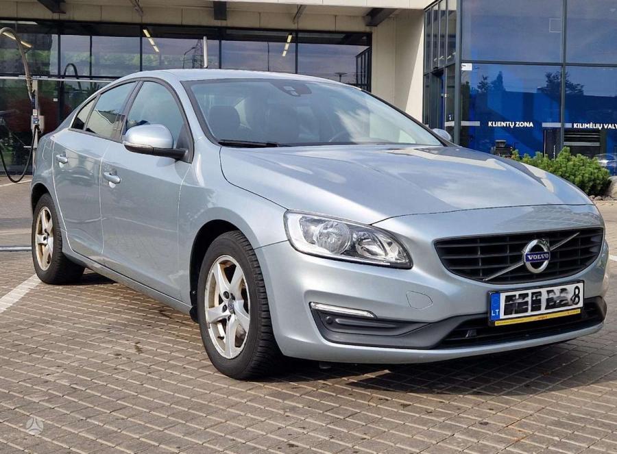 Pelēks Volvo S60 2017 Viļņa, ar dzinēja tilpumu 1.97 L un nobraukumu 180 tūkst. km par 7300 €, foto 2 vietnē AUTOMOTO.COM.LV