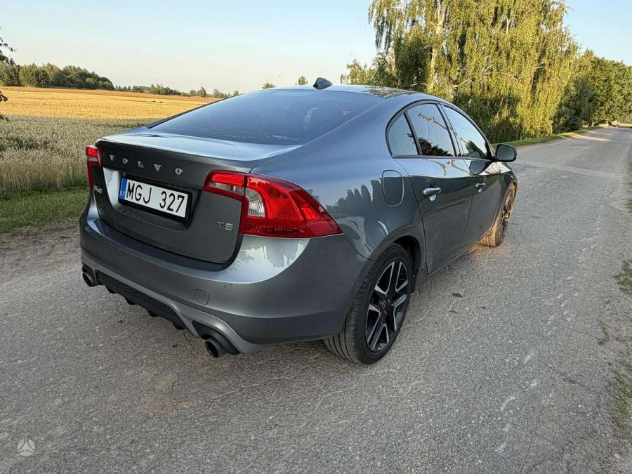 Grey Volvo S60 2017 in Kaunas, with an engine capacity of 1.97 L and mileage of 173 thousand km for 8300 €, photo 4 on AUTOMOTO.COM.LV