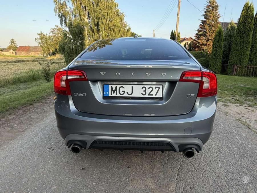Grey Volvo S60 2017 in Kaunas, with an engine capacity of 1.97 L and mileage of 173 thousand km for 8300 €, photo 5 on AUTOMOTO.COM.LV