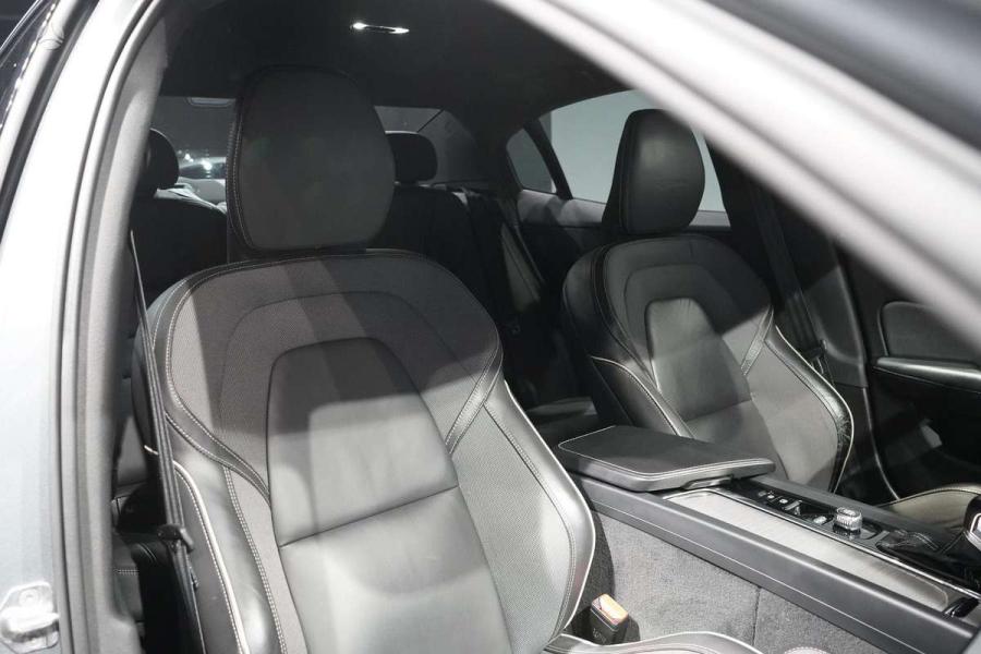 Grey Volvo S60 2019 in Vilnius, with an engine capacity of 1.97 L and mileage of 109 thousand km for 22900 €, photo 12 on AUTOMOTO.COM.LV