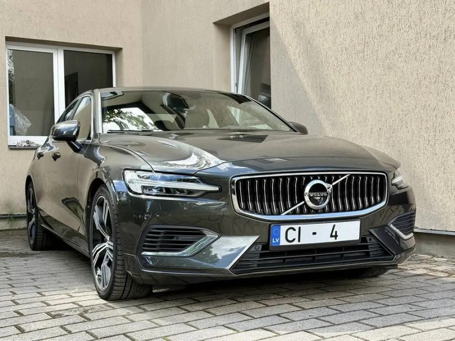 Grey Volvo S60 2020 in Riga, with an engine capacity of 2.00 L and mileage of 126 thousand km for 26000 €, photo 3 on AUTOMOTO.COM.LV