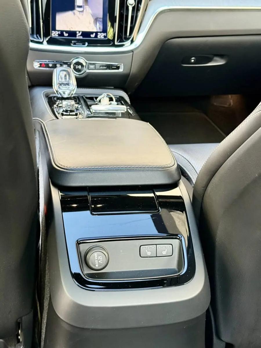Grey Volvo S60 2020 in Riga, with an engine capacity of 2.00 L and mileage of 126 thousand km for 26000 €, photo 9 on AUTOMOTO.COM.LV