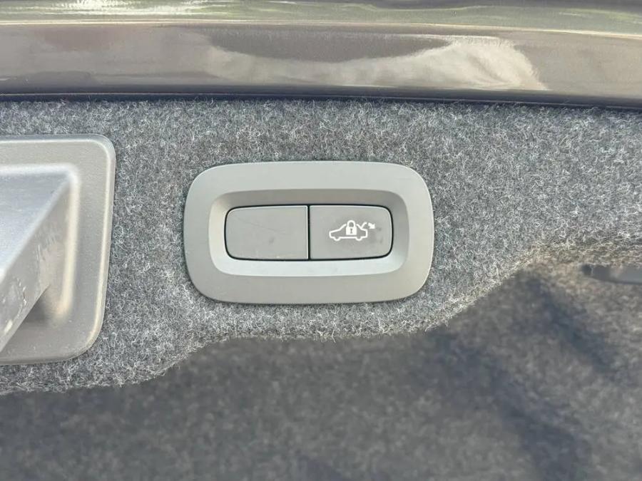 Grey Volvo S60 2020 in Riga, with an engine capacity of 2.00 L and mileage of 126 thousand km for 26000 €, photo 27 on AUTOMOTO.COM.LV
