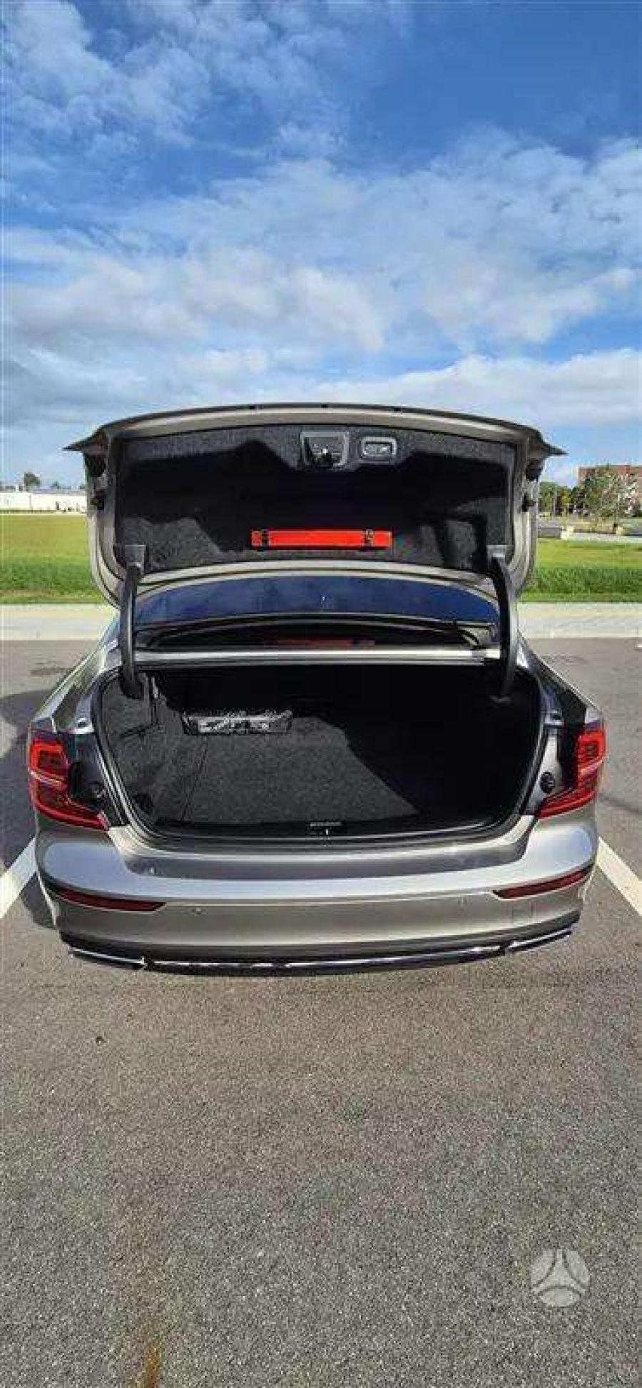 Grey Volvo S60 2020 in Gargzdai, with an engine capacity of 1.97 L and mileage of 75 thousand km for 25490 €, photo 7 on AUTOMOTO.COM.LV