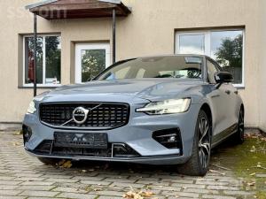 Pelēks Volvo S60 2022 Rīga, ar dzinēja tilpumu 2.00 L un nobraukumu 0 tūkst. km par 27500 €, foto  vietnē AUTOMOTO.COM.LV