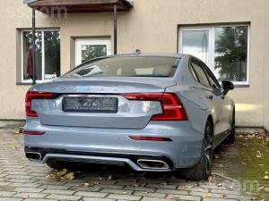 Pelēks Volvo S60 2022 Rīga, ar dzinēja tilpumu 2.00 L un nobraukumu 0 tūkst. km par 27500 €, foto 4 vietnē AUTOMOTO.COM.LV