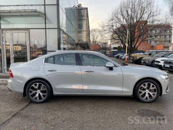Pelēks Volvo S60 2024 Rīga, ar dzinēja tilpumu 2.00 L un nobraukumu 25 tūkst. km par 30500 €, foto 2 vietnē AUTOMOTO.COM.LV