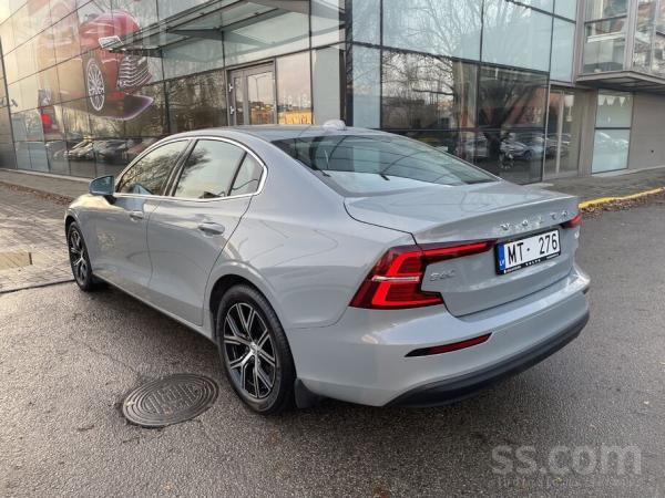 Grey Volvo S60 2024 in Riga, with an engine capacity of 2.00 L and mileage of 25 thousand km for 30500 €, photo 5 on AUTOMOTO.COM.LV