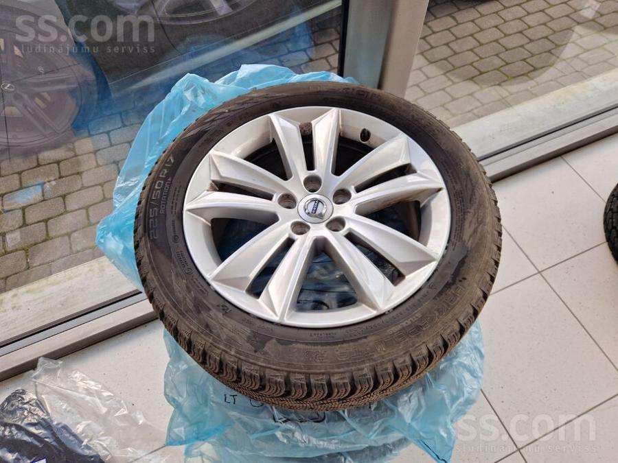 Grey Volvo S60 2024 in Riga, with an engine capacity of 2.00 L and mileage of 25 thousand km for 30500 €, photo 25 on AUTOMOTO.COM.LV