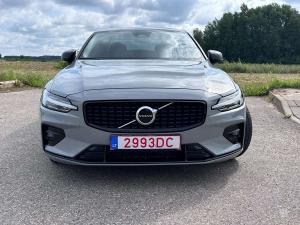 Pelēks Volvo S60 2024 Kauņa, ar dzinēja tilpumu 1.97 L un nobraukumu 35 tūkst. km par 26500 €, foto  vietnē AUTOMOTO.COM.LV