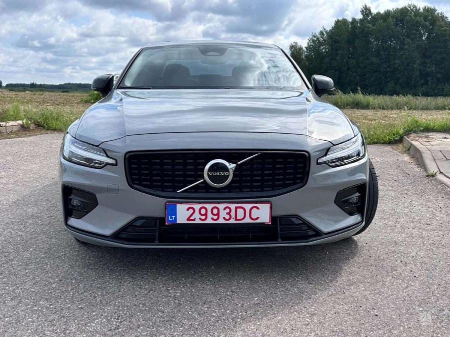 Pelēks Volvo S60 2024 Kauņa, ar dzinēja tilpumu 1.97 L un nobraukumu 35 tūkst. km par 26500 €, foto 1 vietnē AUTOMOTO.COM.LV