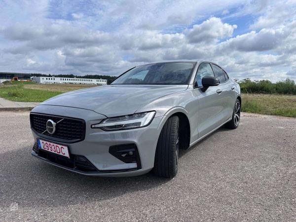 Pelēks Volvo S60 2024 Kauņa, ar dzinēja tilpumu 1.97 L un nobraukumu 35 tūkst. km par 26500 €, foto 3 vietnē AUTOMOTO.COM.LV