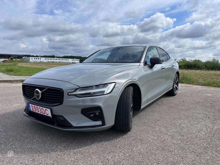 Pelēks Volvo S60 2024 Kauņa, ar dzinēja tilpumu 1.97 L un nobraukumu 35 tūkst. km par 26500 €, foto 3 vietnē AUTOMOTO.COM.LV