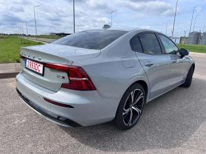 Pelēks Volvo S60 2024 Kauņa, ar dzinēja tilpumu 1.97 L un nobraukumu 35 tūkst. km par 26500 €, foto 10 vietnē AUTOMOTO.COM.LV