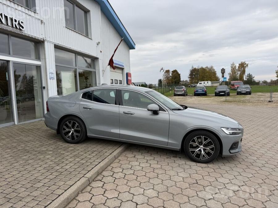 Pelēks Volvo S60 2024 Valmiera, ar dzinēja tilpumu 2.00 L un nobraukumu 21 tūkst. km par 29900 €, foto 4 vietnē AUTOMOTO.COM.LV