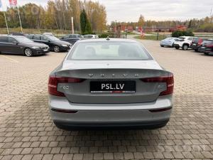 Pelēks Volvo S60 2024 Valmiera, ar dzinēja tilpumu 2.00 L un nobraukumu 21 tūkst. km par 29900 €, foto 6 vietnē AUTOMOTO.COM.LV