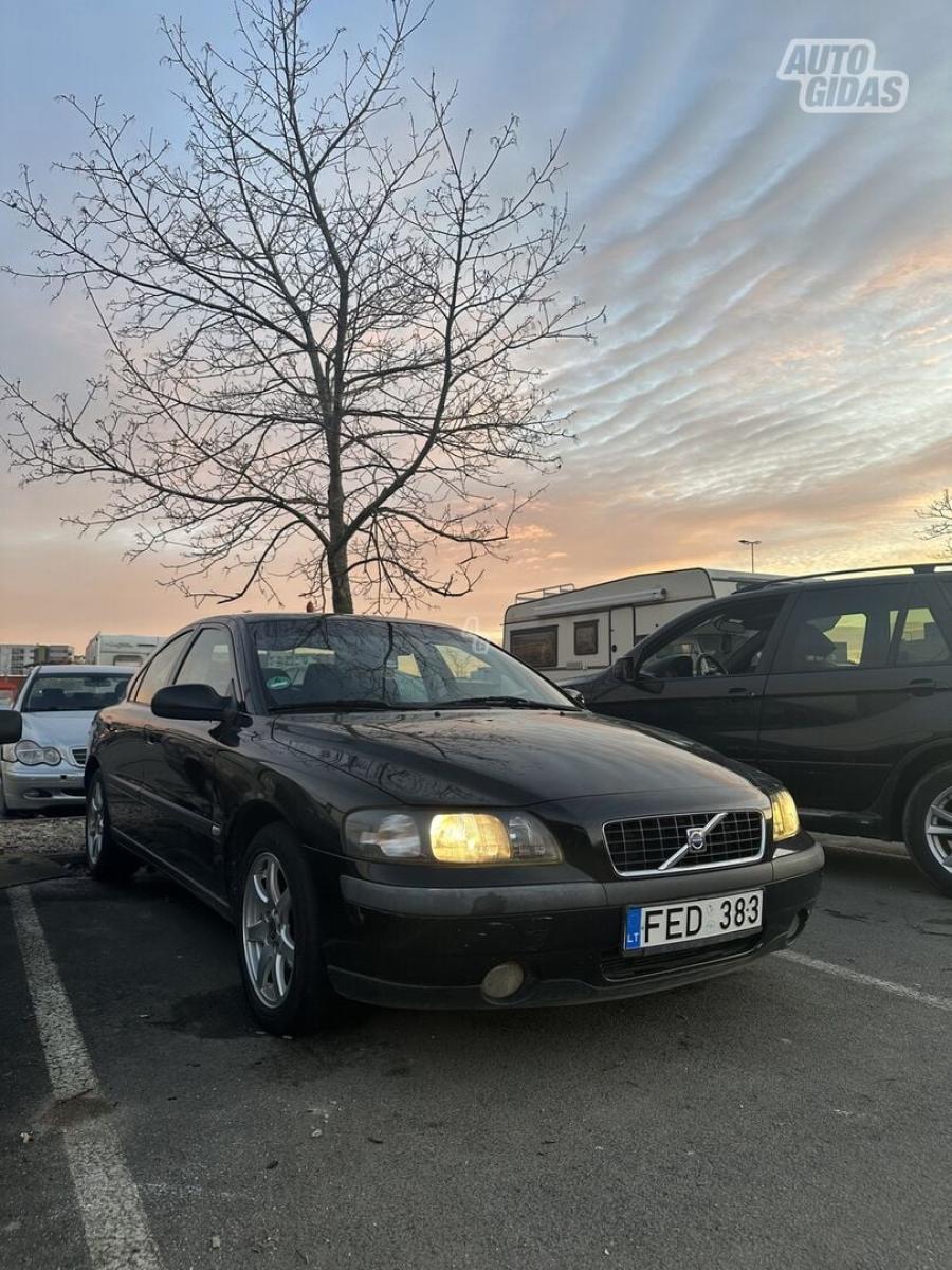 Volvo S60 2001 Viļņa, ar dzinēja tilpumu 2.40 L un nobraukumu 240 tūkst. km par 1200 €, foto 1 vietnē AUTOMOTO.COM.LV