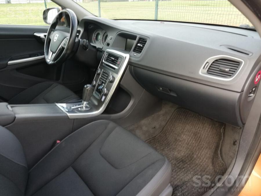 Orange Volvo S60 2010 in Saldus, with an engine capacity of 2.00 L and mileage of 299 thousand km for 6400 €, photo 8 on AUTOMOTO.COM.LV