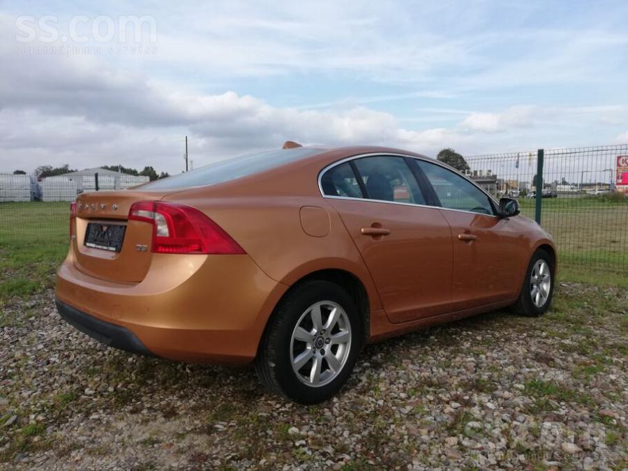 Orange Volvo S60 2010 in Saldus, with an engine capacity of 2.00 L and mileage of 299 thousand km for 6400 €, photo 17 on AUTOMOTO.COM.LV