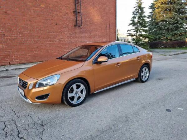 Orange Volvo S60 2011 in Jekabpils, with an engine capacity of 2.00 L and mileage of 263 thousand km for 6900 €, photo 9 on AUTOMOTO.COM.LV