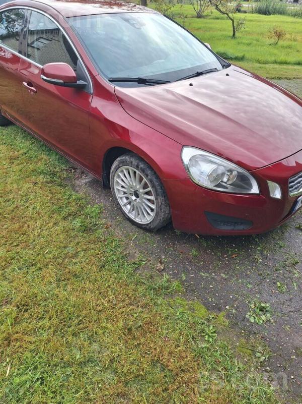 Sarkans Volvo S60 2011 Ventspils, ar dzinēja tilpumu 1.60 L un nobraukumu 345 tūkst. km par 3700 €, foto 3 vietnē AUTOMOTO.COM.LV