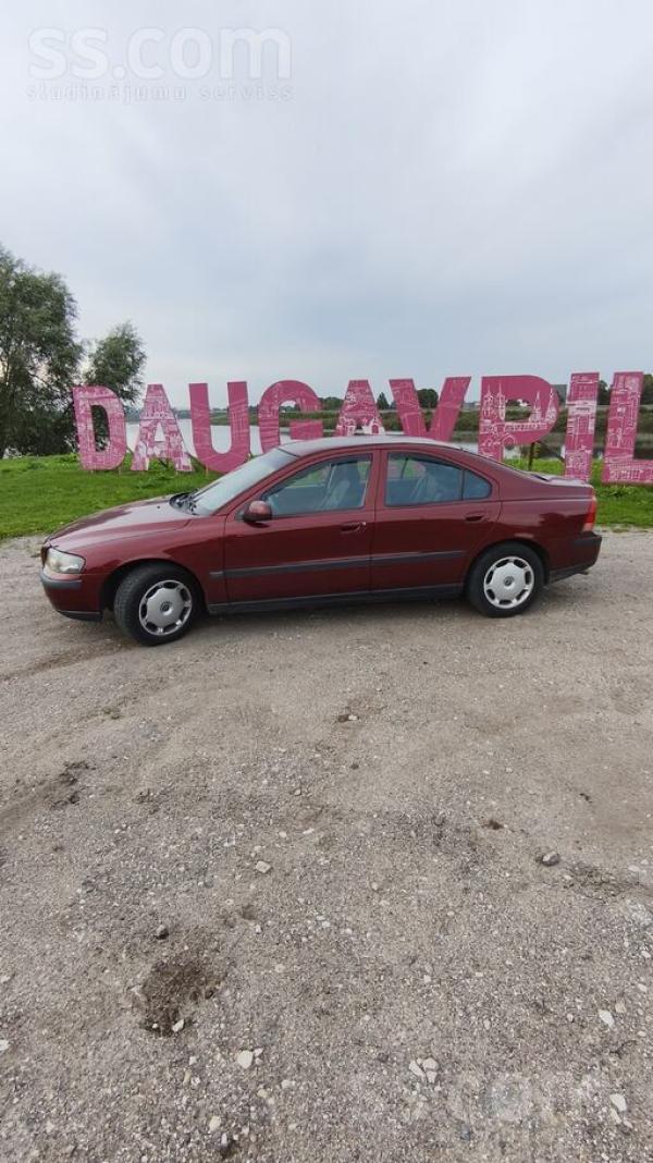 Red Volvo S60 2000 in Daugavpils, with an engine capacity of 2.40 L and mileage of 198 thousand km for 1300 €, photo 1 on AUTOMOTO.COM.LV