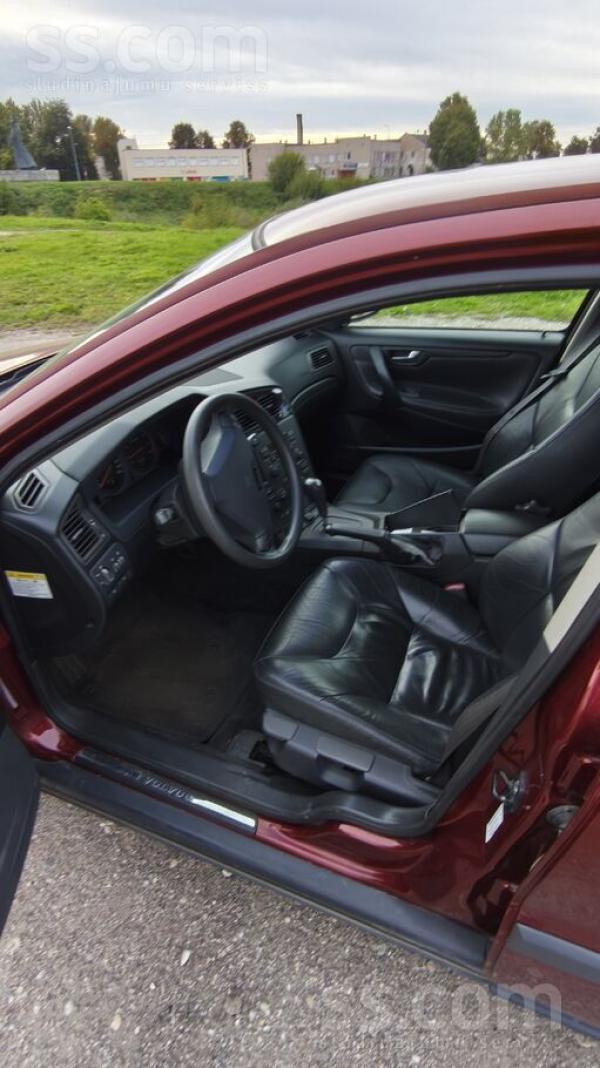Red Volvo S60 2000 in Daugavpils, with an engine capacity of 2.40 L and mileage of 198 thousand km for 1300 €, photo 3 on AUTOMOTO.COM.LV