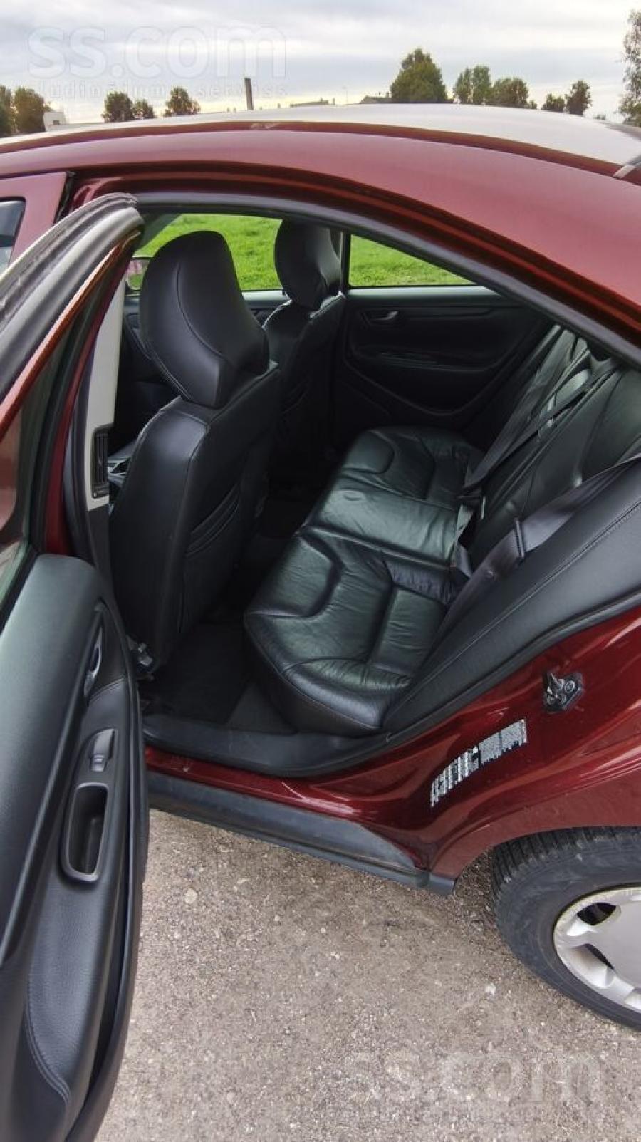 Sarkans Volvo S60 2000 Daugavpils, ar dzinēja tilpumu 2.40 L un nobraukumu 198 tūkst. km par 1300 €, foto 4 vietnē AUTOMOTO.COM.LV