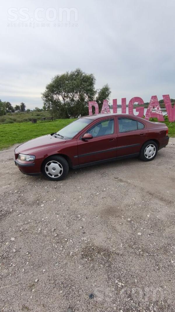 Red Volvo S60 2000 in Daugavpils, with an engine capacity of 2.40 L and mileage of 198 thousand km for 1300 €, photo 6 on AUTOMOTO.COM.LV