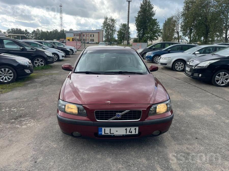 Red Volvo S60 2001 in Talsi, with an engine capacity of 2.40 L and mileage of 336 thousand km for 2350 €, photo 4 on AUTOMOTO.COM.LV