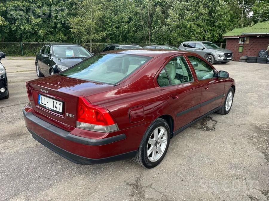 Red Volvo S60 2001 in Talsi, with an engine capacity of 2.40 L and mileage of 336 thousand km for 2350 €, photo 5 on AUTOMOTO.COM.LV