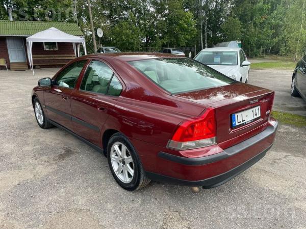 Red Volvo S60 2001 in Talsi, with an engine capacity of 2.40 L and mileage of 336 thousand km for 2350 €, photo 6 on AUTOMOTO.COM.LV