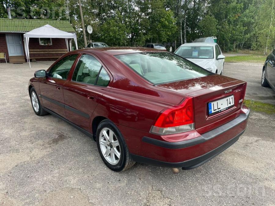 Red Volvo S60 2001 in Talsi, with an engine capacity of 2.40 L and mileage of 336 thousand km for 2350 €, photo 7 on AUTOMOTO.COM.LV