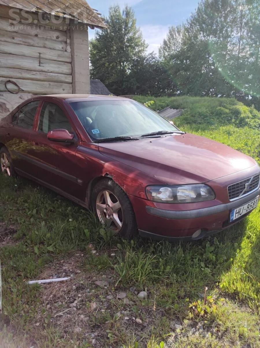 Red Volvo S60 2001 in Rezekne, with an engine capacity of 2.40 L and mileage of 305 thousand km for 600 €, photo 1 on AUTOMOTO.COM.LV