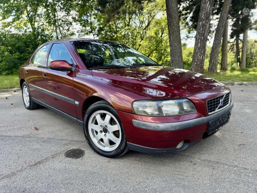Sarkans Volvo S60 2002 Viļņa, ar dzinēja tilpumu 2.40 L un nobraukumu 321 tūkst. km par 2100 €, foto 1 vietnē AUTOMOTO.COM.LV