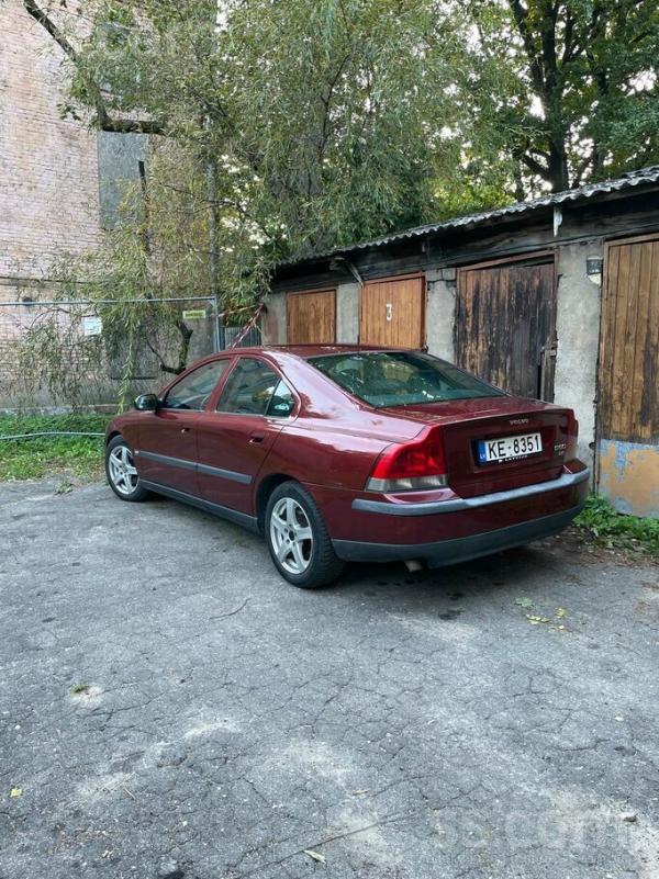 Volvo S60 2002 in Riga on AUTOMOTO.COM.LV Red Volvo S60 2002 in Riga, with an engine capacity of 2.40 L and mileage of 300 thousand km for 990 €, photo 3 on AUTOMOTO.COM.LV