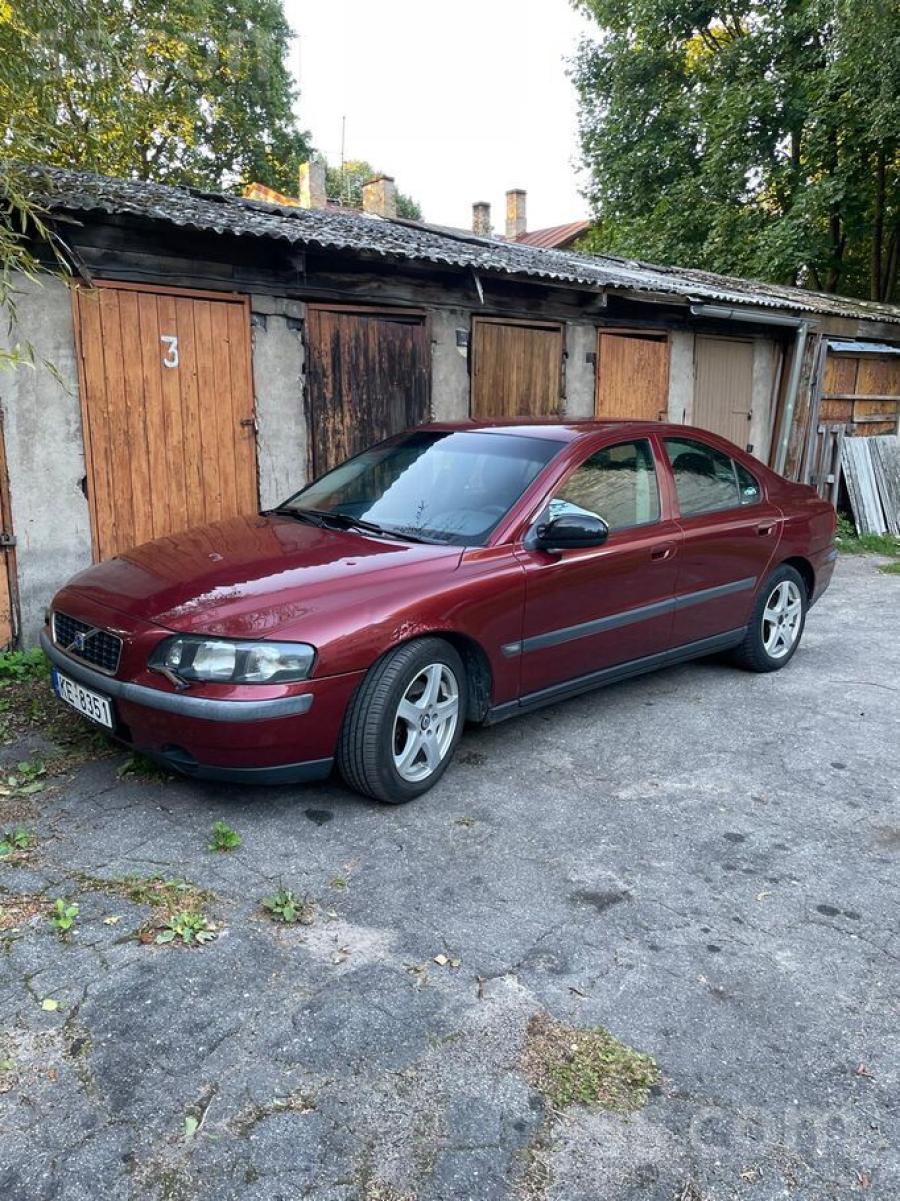 Red Volvo S60 2002 in Riga, with an engine capacity of 2.40 L and mileage of 300 thousand km for 800 €, photo 1 on AUTOMOTO.COM.LV