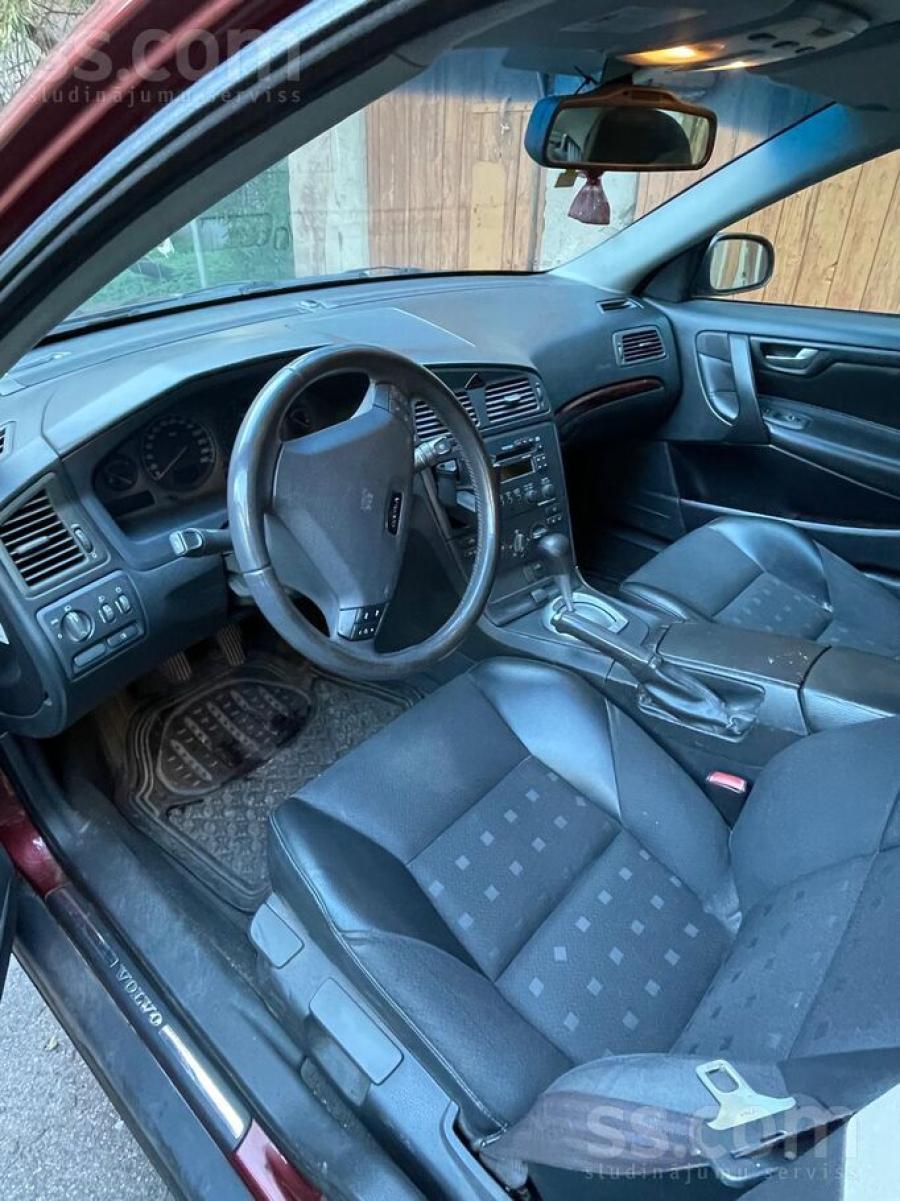 Red Volvo S60 2002 in Riga, with an engine capacity of 2.40 L and mileage of 300 thousand km for 800 €, photo 7 on AUTOMOTO.COM.LV