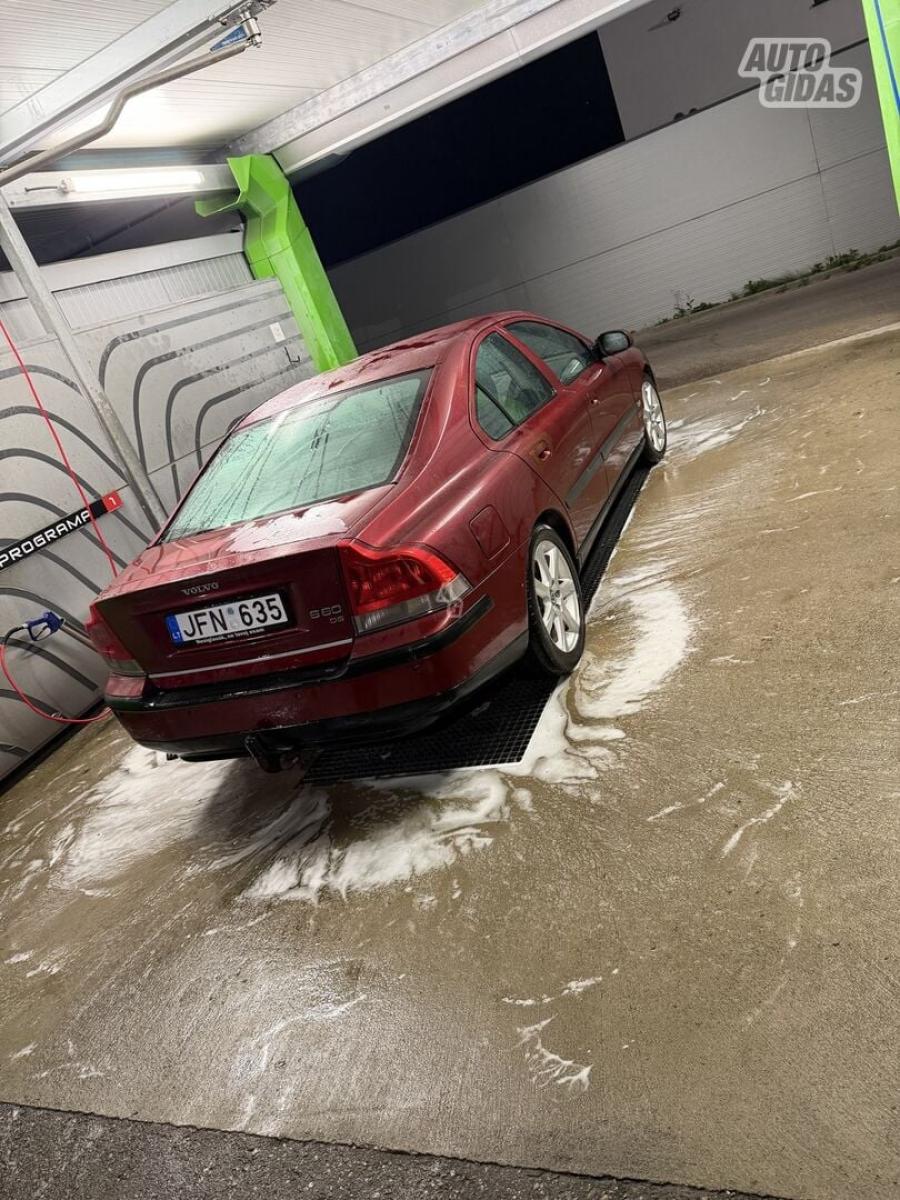 Красный Вольво С60 2002 в Укмерге, объемом двигателя 2.40 л и пробегом 228 тыс. км за 1250 €, фото 3 на AUTOMOTO.COM.LV