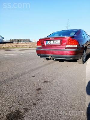 Red Volvo S60 2003 in Riga, with an engine capacity of 2.40 L and mileage of 358 thousand km for 1000 €, photo 3 on AUTOMOTO.COM.LV