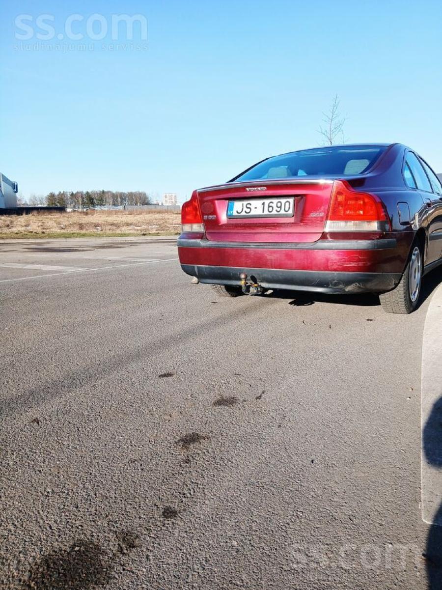 Red Volvo S60 2003 in Riga, with an engine capacity of 2.40 L and mileage of 358 thousand km for 1000 €, photo 3 on AUTOMOTO.COM.LV