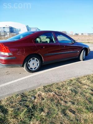 Red Volvo S60 2003 in Riga, with an engine capacity of 2.40 L and mileage of 358 thousand km for 1000 €, photo 4 on AUTOMOTO.COM.LV