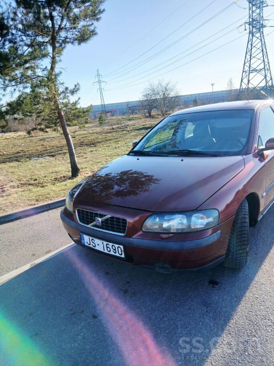 Red Volvo S60 2003 in Riga, with an engine capacity of 2.40 L and mileage of 358 thousand km for 1000 €, photo 5 on AUTOMOTO.COM.LV