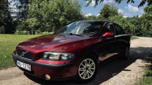 Sarkans Volvo S60 2003 Cēsis, ar dzinēja tilpumu 2.40 L un nobraukumu 440 tūkst. km par 1600 €, foto  vietnē AUTOMOTO.COM.LV